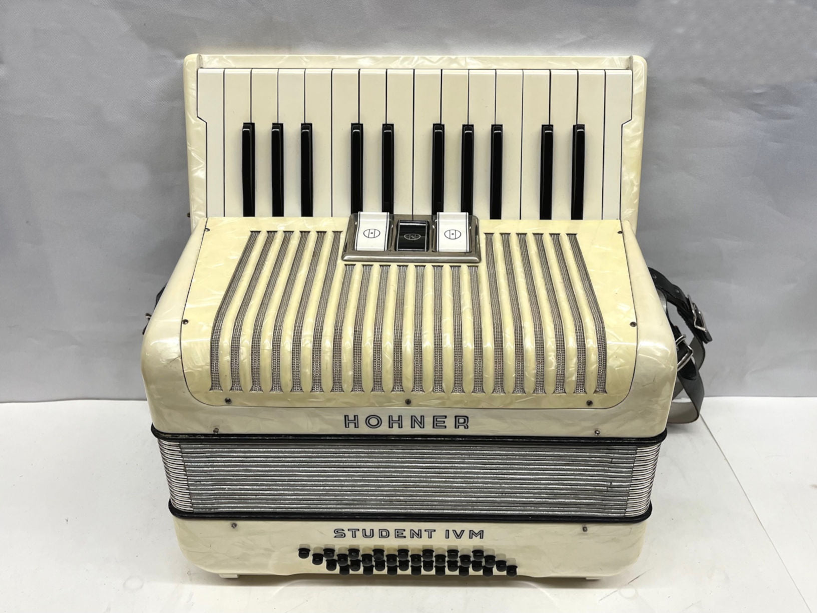 Hohner Student IVM Piano Accordion MM 26 Keys 32 Bass - White ...